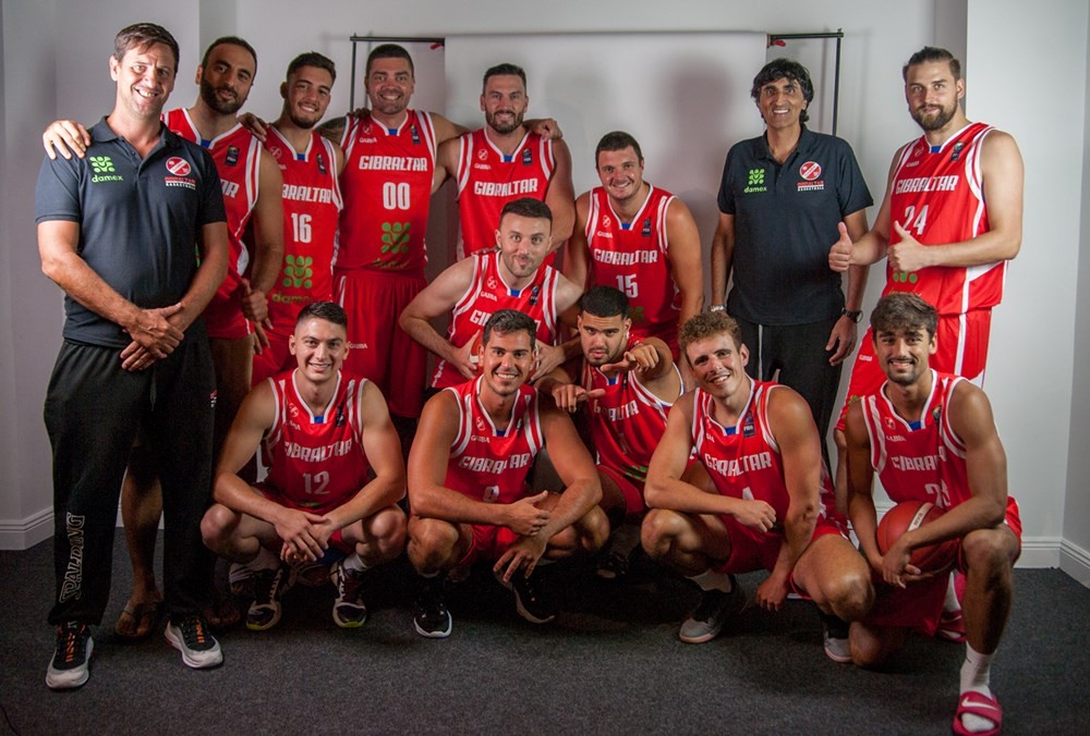 Un policía de Gibraltar debuta en el equipo nacional de baloncesto ...